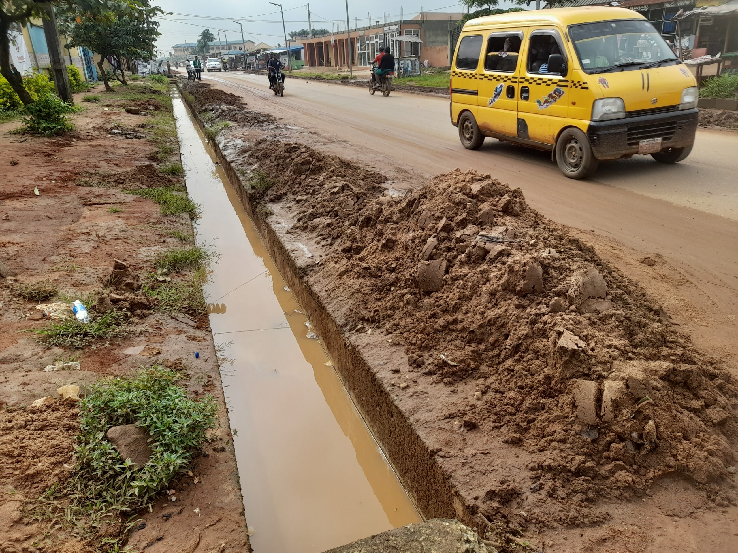 Following Public Outcry, Council Begins Evacuated Of Igbe Road Drainages