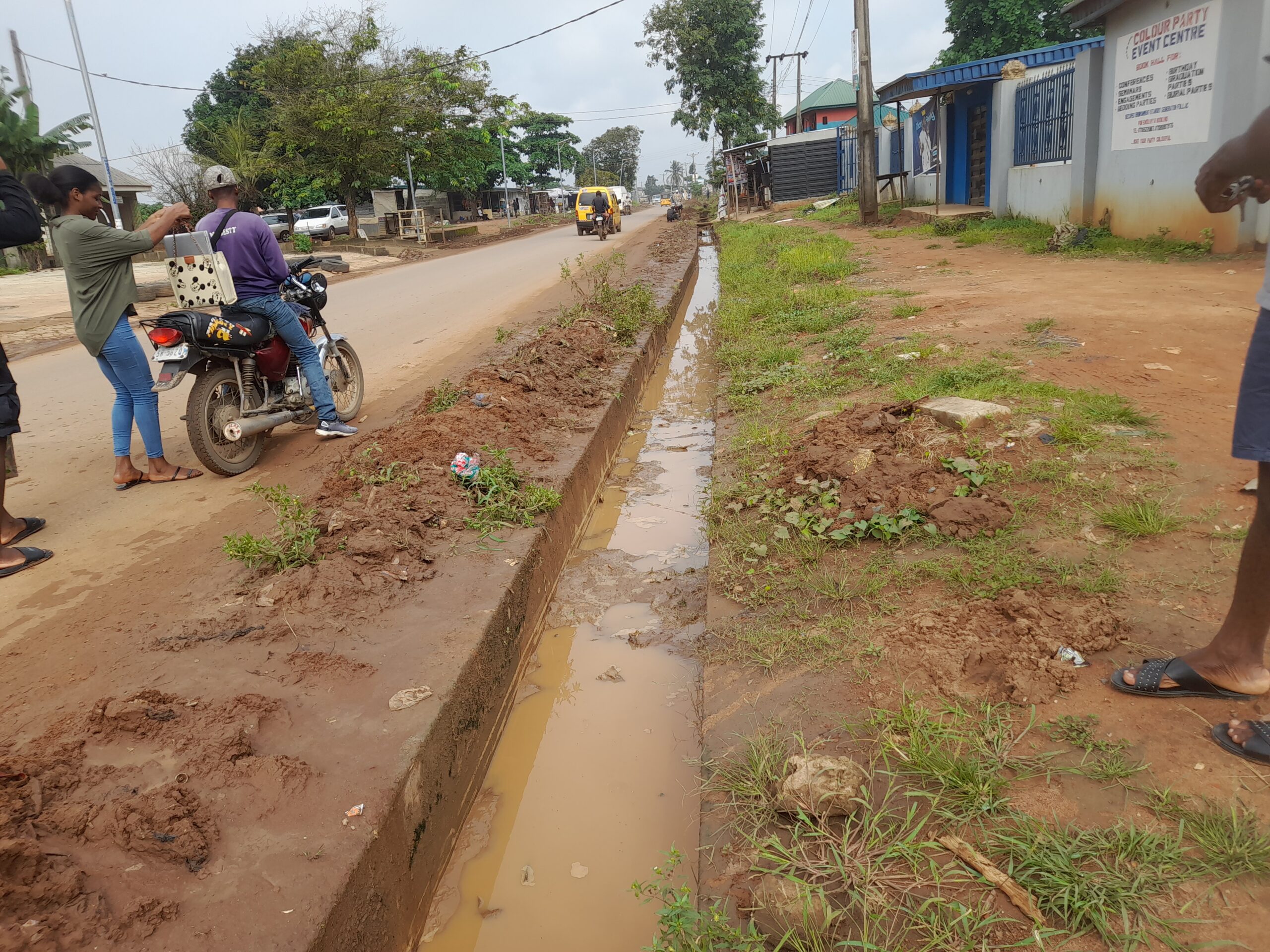Following Public Outcry, Council Begins Evacuated Of Igbe Road Drainages