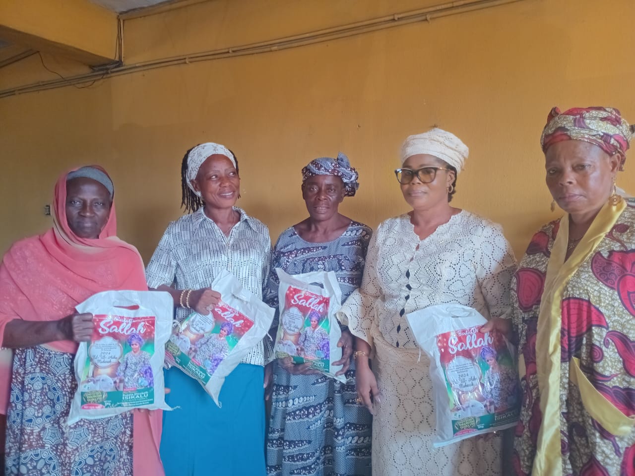 Iyaloja General Puts Smiles On Market Men, Women Faces With Ileya Food ...