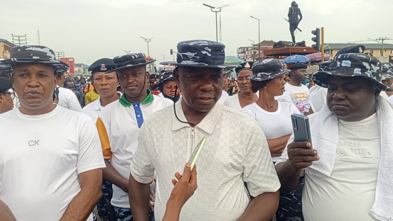 Area Commander, Police Officers Clean Up Ikorodu To Commemorate Week