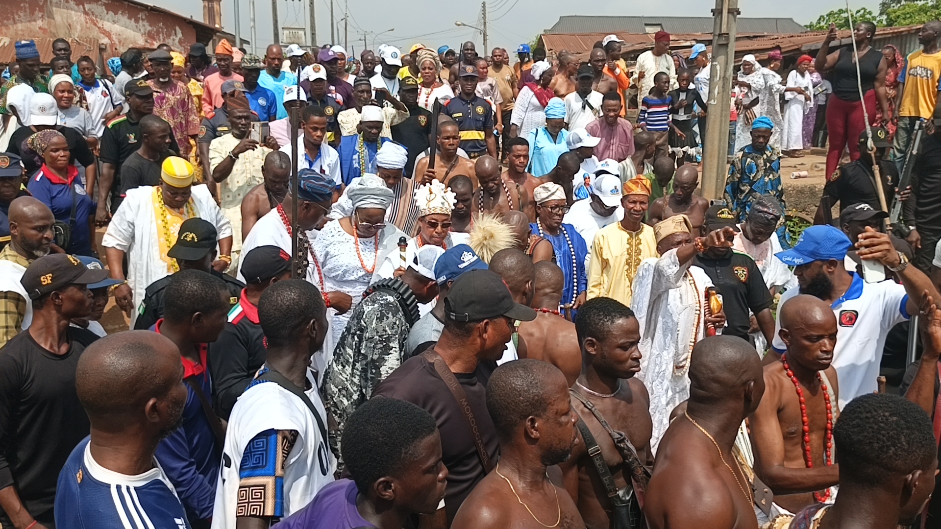 Mammoth Crowd Accompanies Alajede Adefarasin Out Of ‘Ipebi’